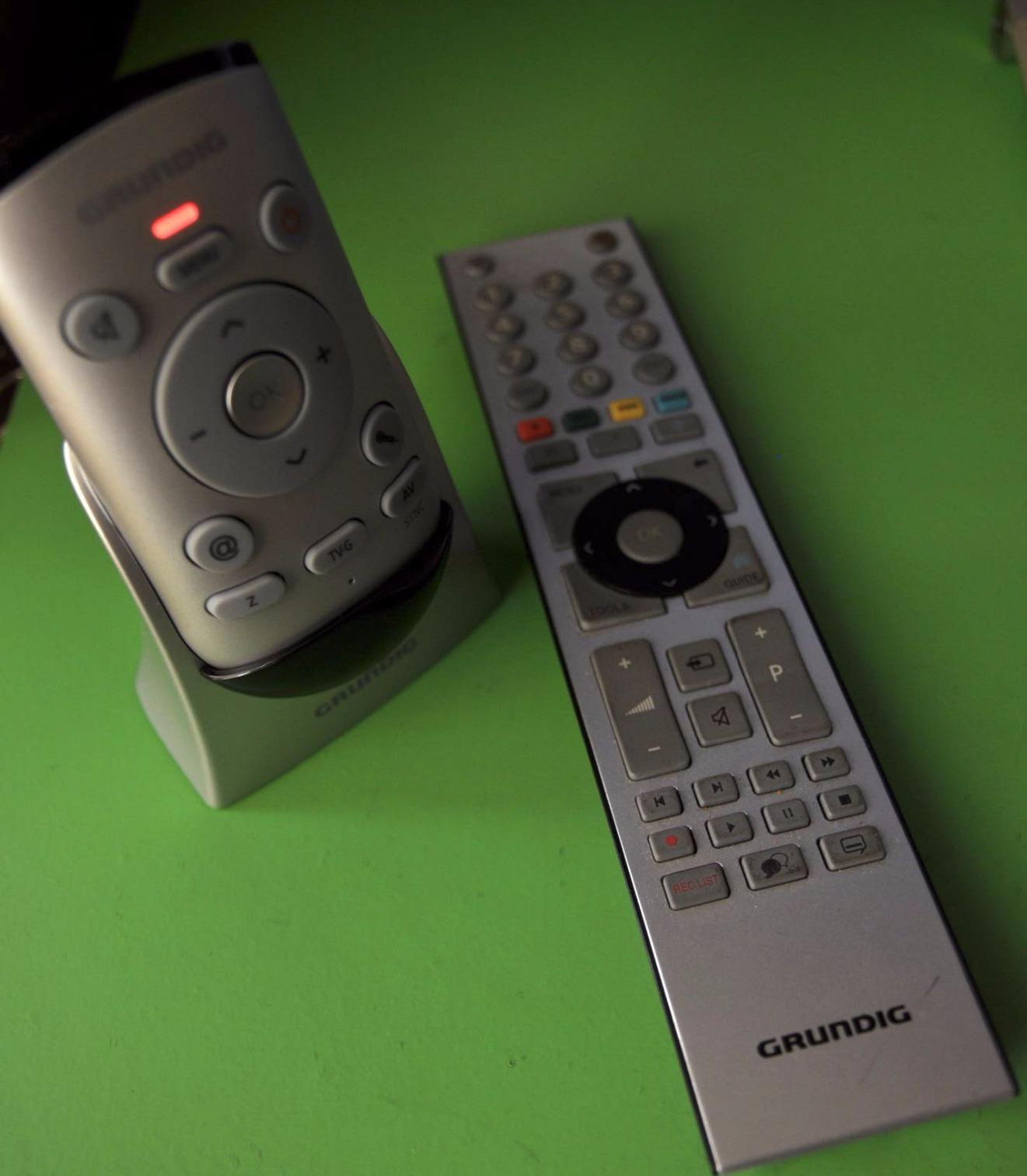 Grundig Easy Use Remote Control, Fernbedienung silber: Amazon.de ...