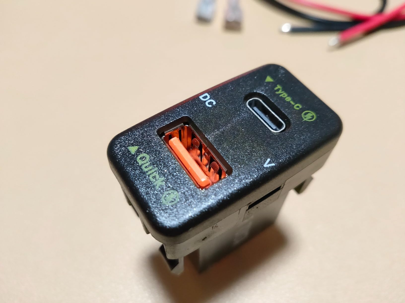 Amazon.co.jp: Levigo カーチャジャーUSB PD+QC3.0 急速充電 トヨタ車向け 電源ソケット 2ポート付き スイッチ ...