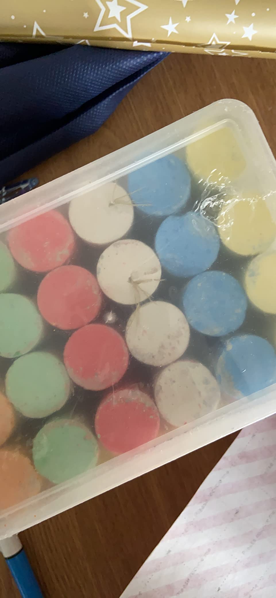 ART BOX 24 Giant Pavement Chalks in Tub Red : Amazon.co.uk: Toys & Games