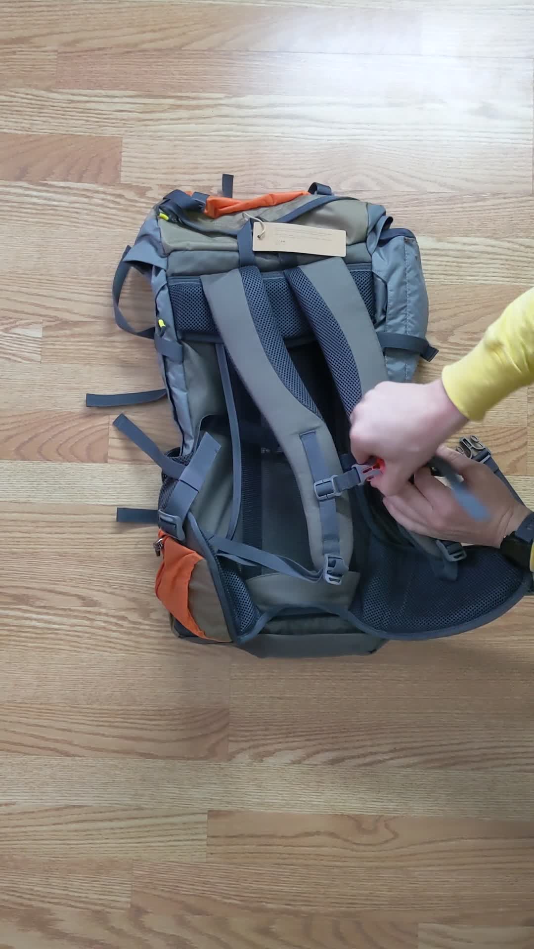 Watch Unboxing Moon Lence Conquer 50L on Amazon Live