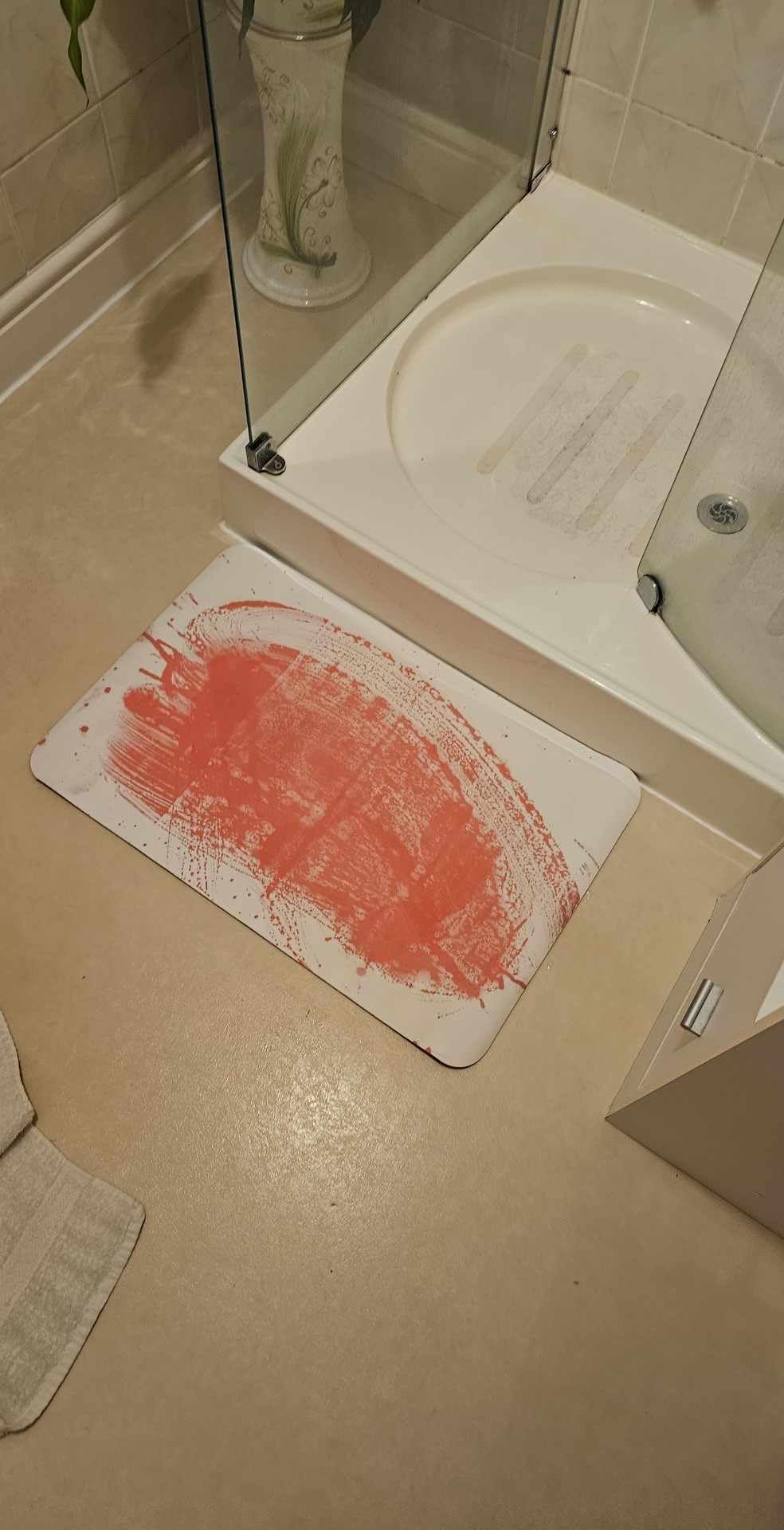 Goody Products The Murder Mat Bath Mat Changes Color Instantly Turns ...