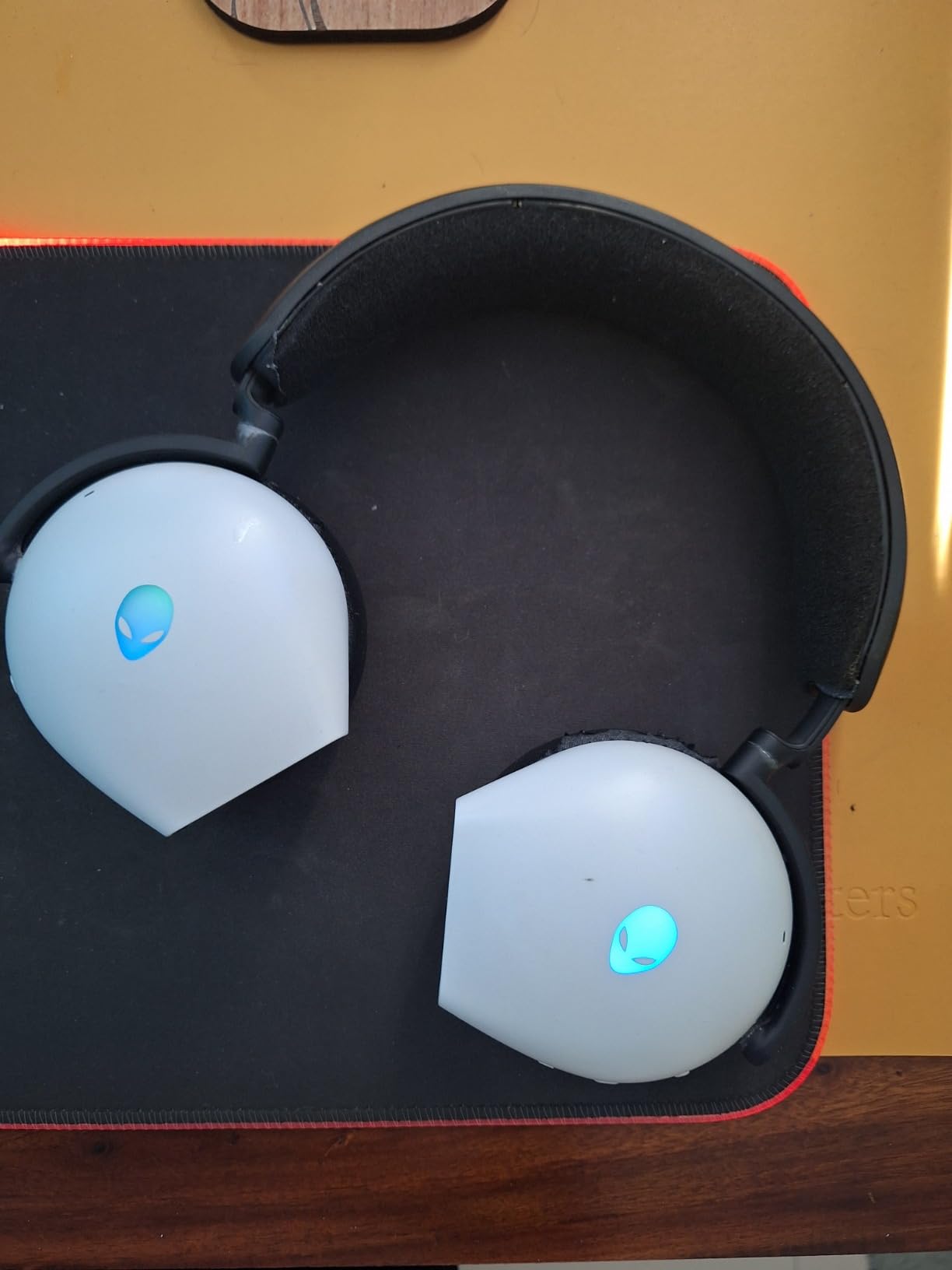 Alienware TRI-Mode Wired/Wireless Gaming Headset with Dolby Atmos ...