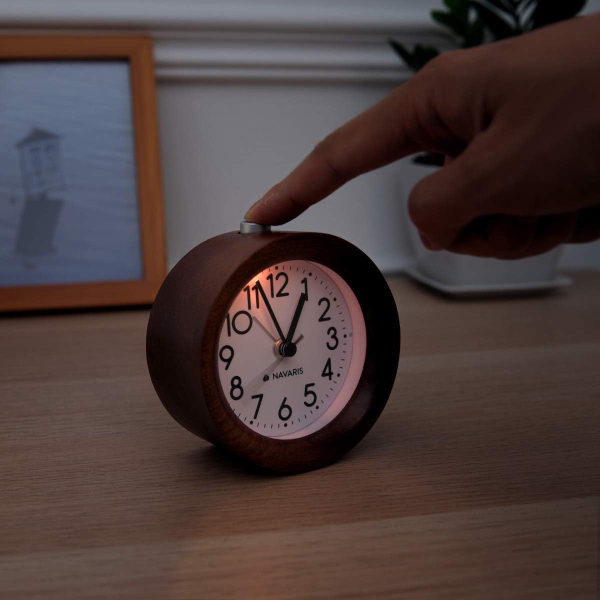 Navaris Analogue Wood Alarm Clock – Retro Table Clock with Round Design ...