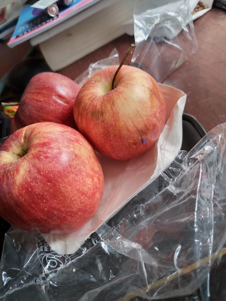 Fresh Apple, Royal Gala, 4 Pcs (130gm/piece) : Amazon.in: Grocery ...