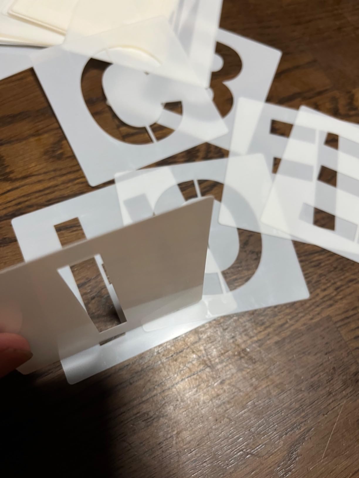 Amazon.co.jp: ステンシルシート 角文字レター アルファベット数字 ステンシル プレート テンプレート アルファベット 大文字A-Zと0-9 描画テンプレート 約7.6*7.6cm ...