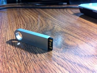 Amazon.com: Kingston Digital DataTraveler SE9 16GB USB 2.0 DTSE9H/16GBZ ...