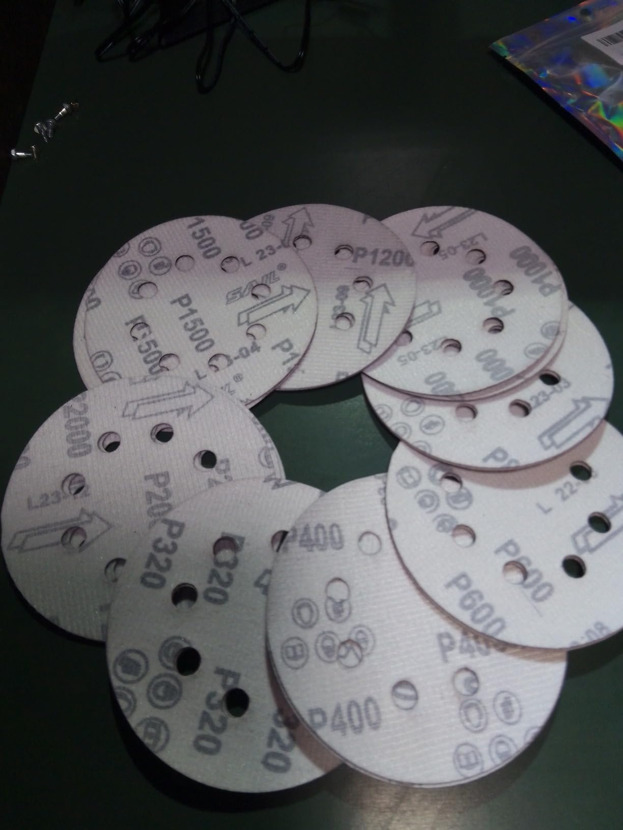 Amazon | MINBOOT サンドペーパー 紙やすり 耐水 24枚セット （320 400 600 800 1000 1200 1500 2000 各3枚）丸型/125mm径/8穴 ...