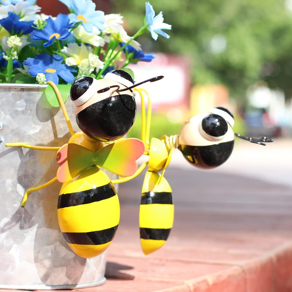 Amazon.com: Canabear Metal Bee with Solar Light Eyes Bee Yard Art ...