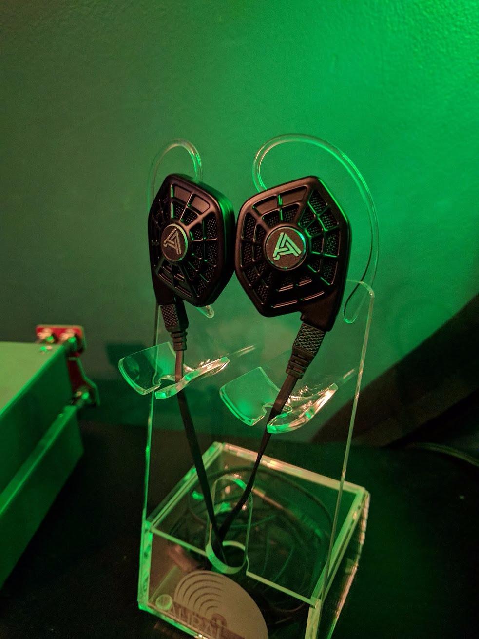 Amazon.com: in-Ear Headphone Stand/Headphone Display with Silicone Feet ...