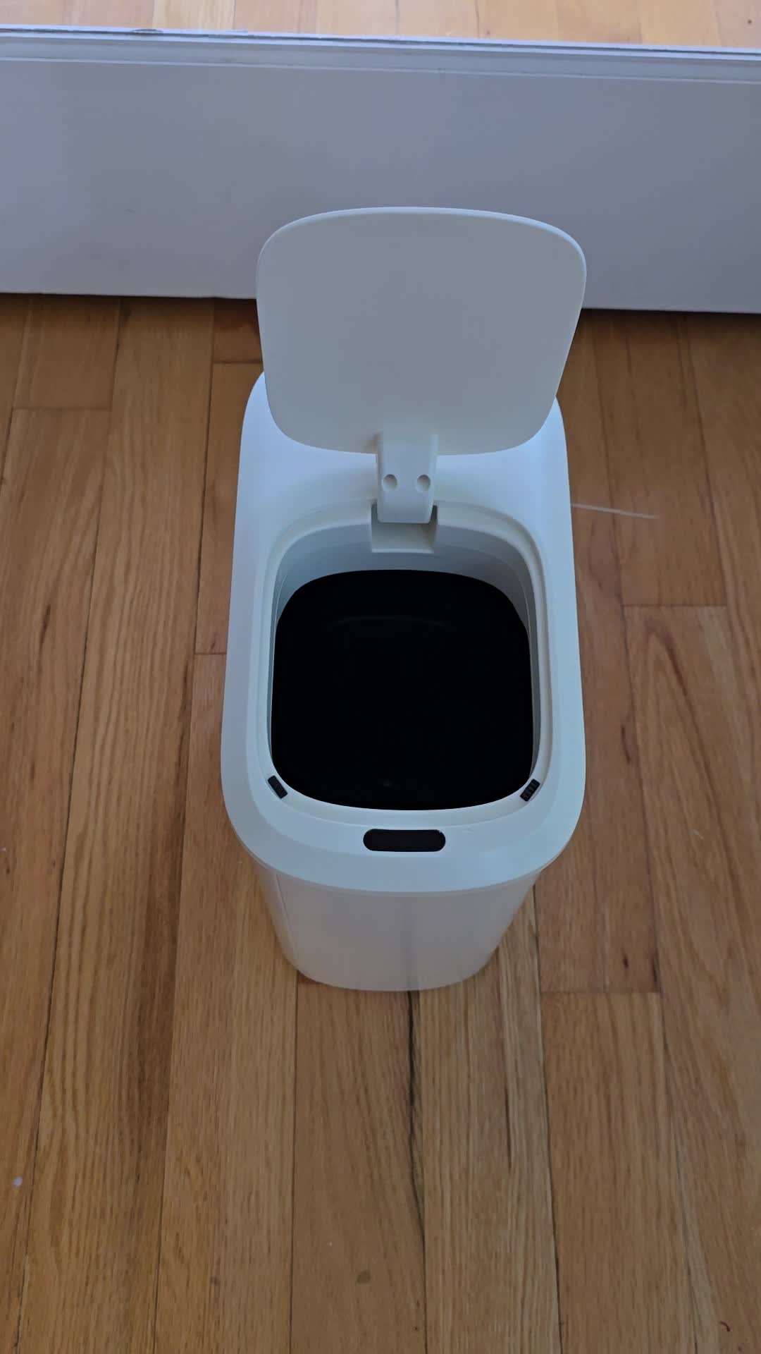 Watch Received defective trash can that doesn't open or close!! Very ...