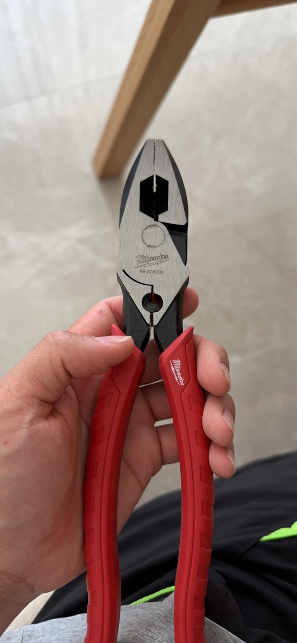 Milwaukee 48226100 Linemans Pliers w Crimper 230mm (9"), Red : Amazon ...