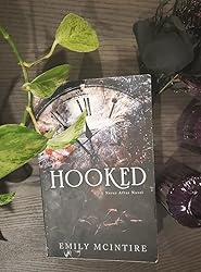 Hooked (Collector's Edition): McIntire, Emily: 9781464230592: Books - Amazon.ca