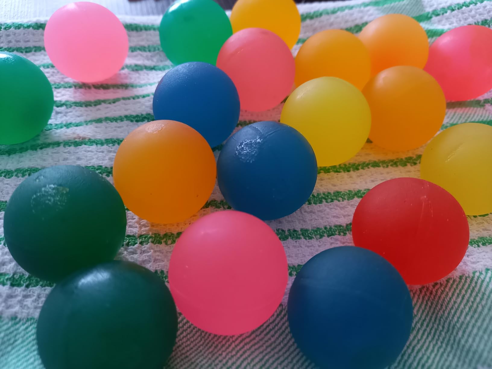 Xingsky Gummiball Klein, 24 Stück Flummies, Gemischte Farbwolken Flummi ...