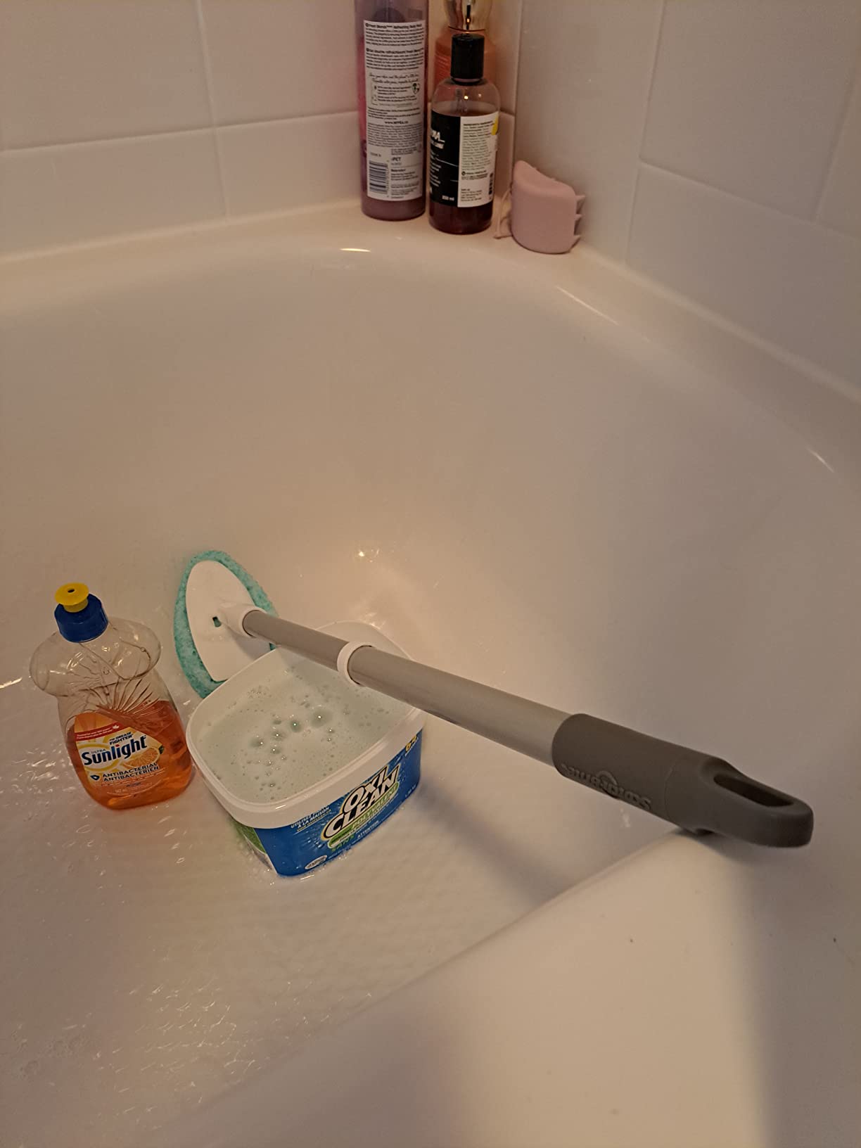 Scotch-Brite Tub and Shower Scrubber, Non Scratch, Long Reach Handle ...