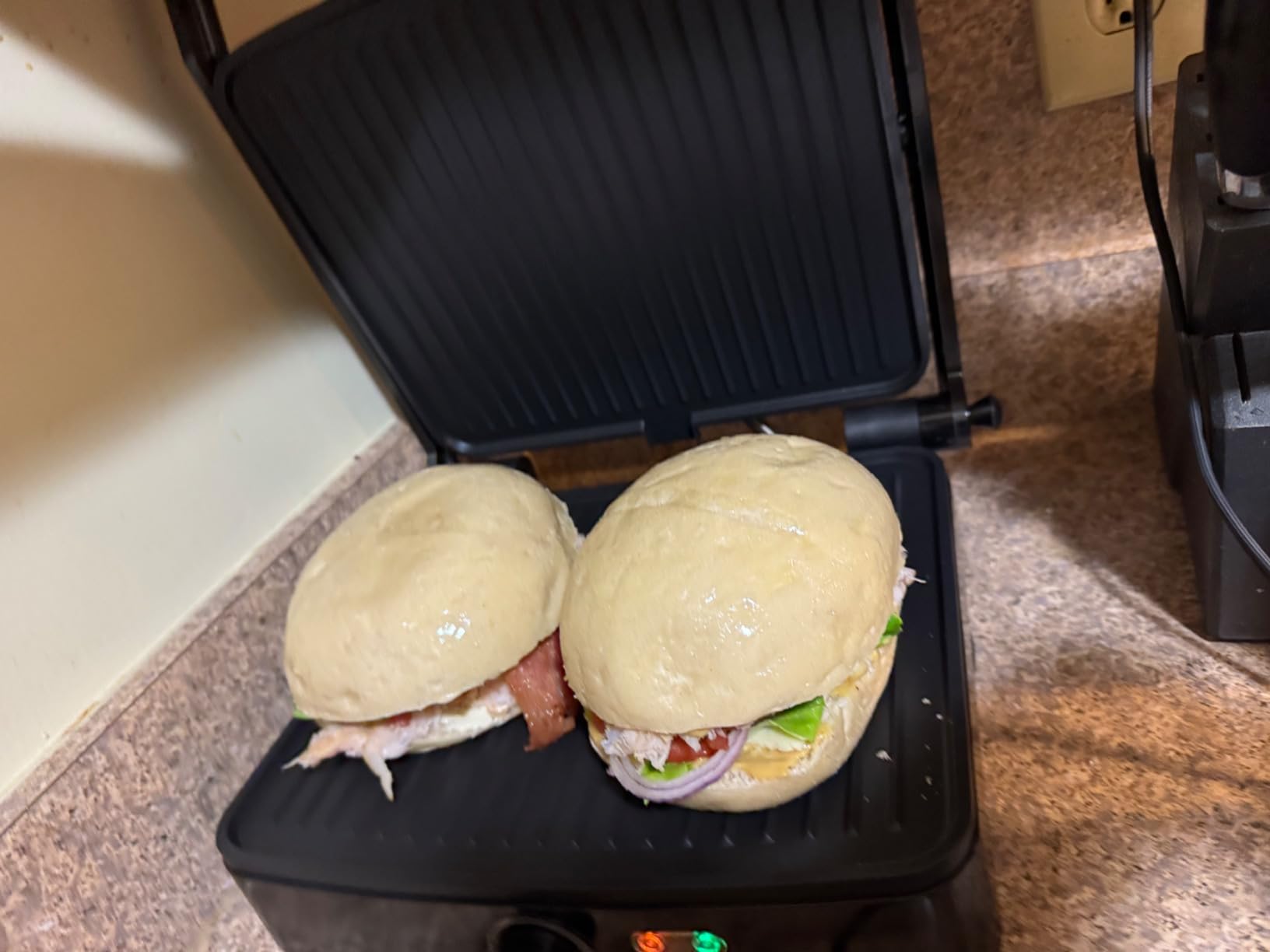 Amazon.com: OSTBA Panini Press Grill 室內三明治機 附溫度設定,4 片大型不粘多功能燒烤架 可打開 180 ...