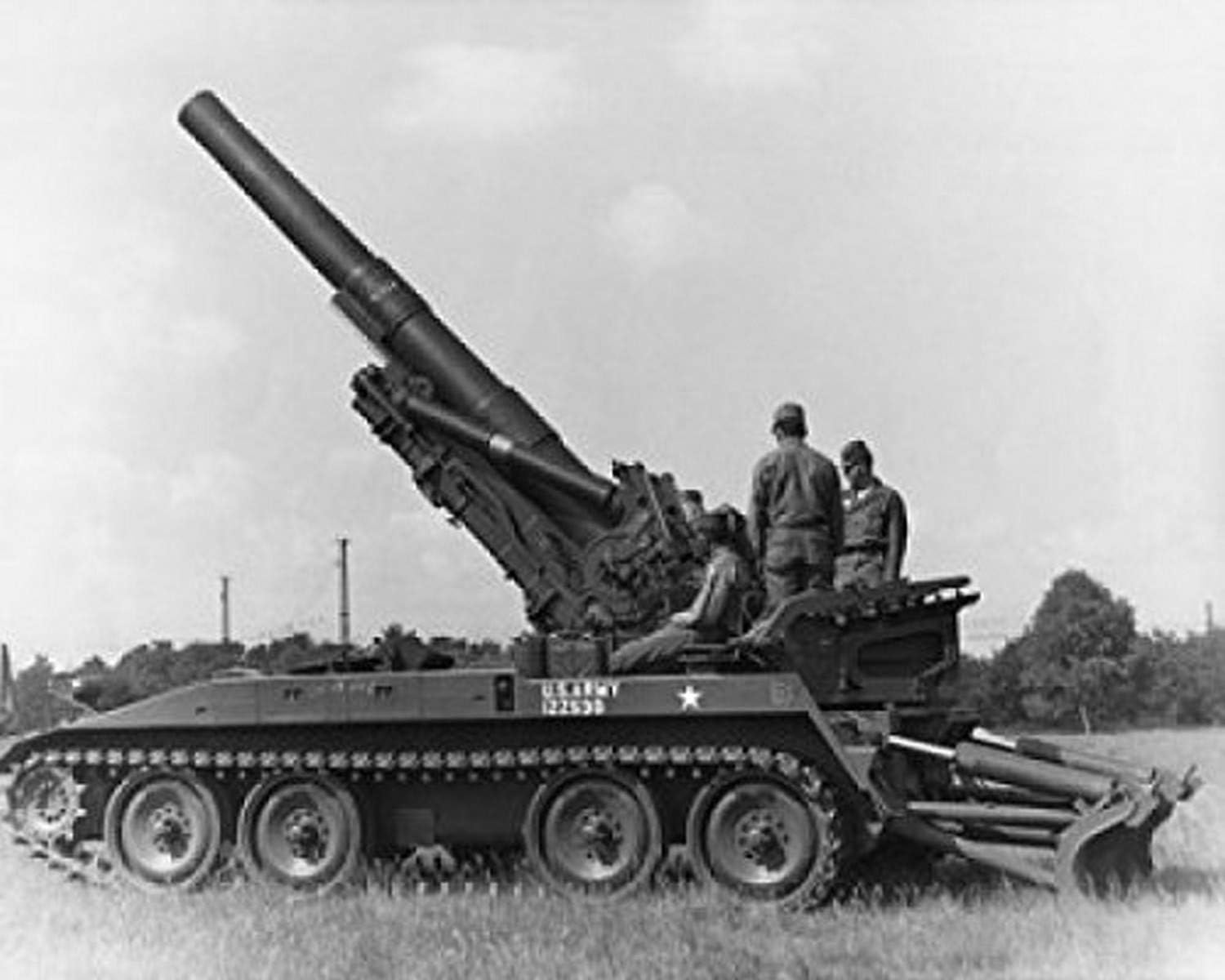 Three soldiers on a howitzer, 8 inch Self-Propelled Howitzer, US ...