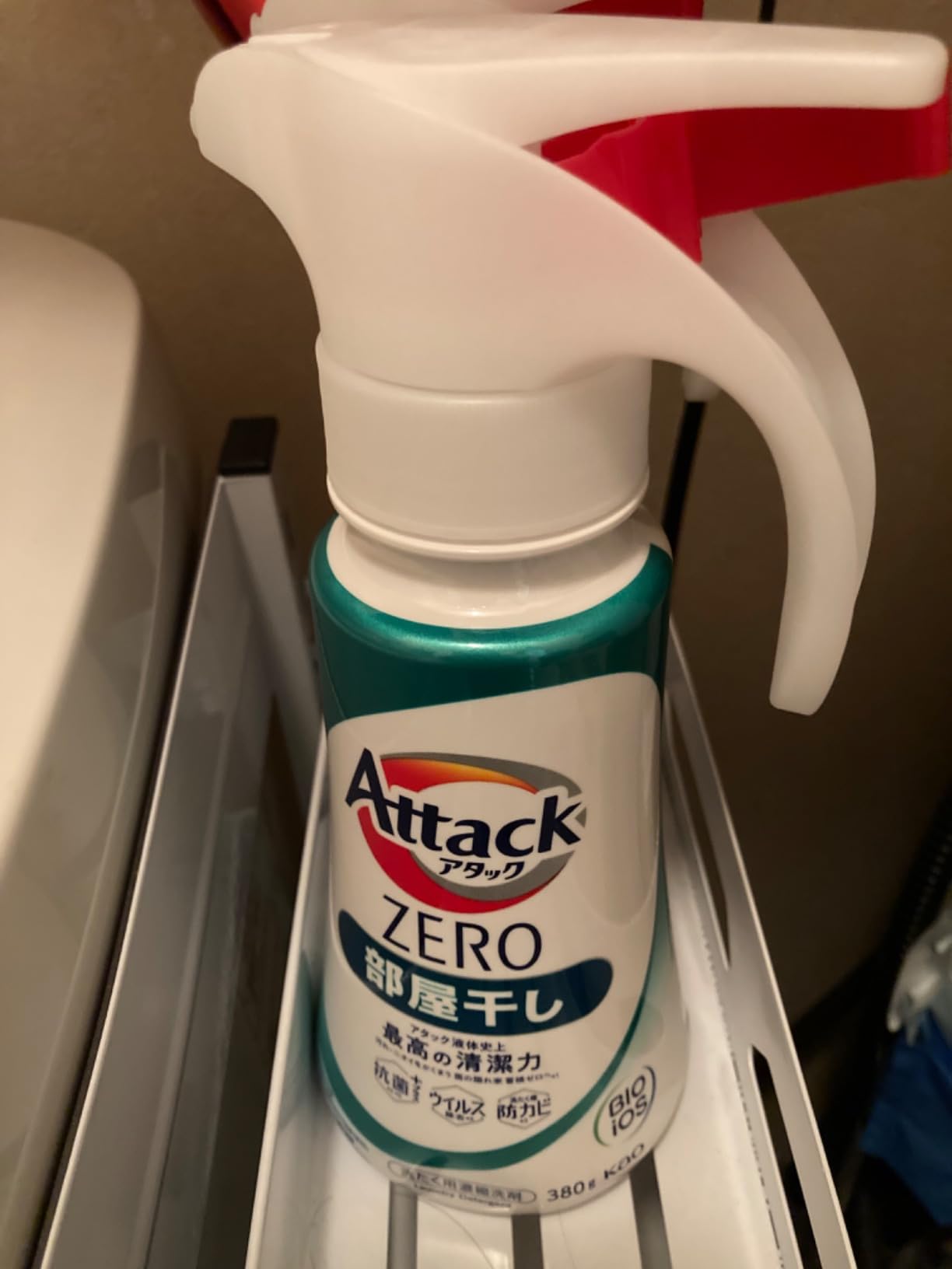 Amazon | 【まとめ買い】アタックZERO 部屋干し 洗濯洗剤 液体 アタック液体史上 最高の清潔力。菌の隠れ家蓄積0へ ワンハンドプッシュ 本体380g+詰替え810g | アタック ...