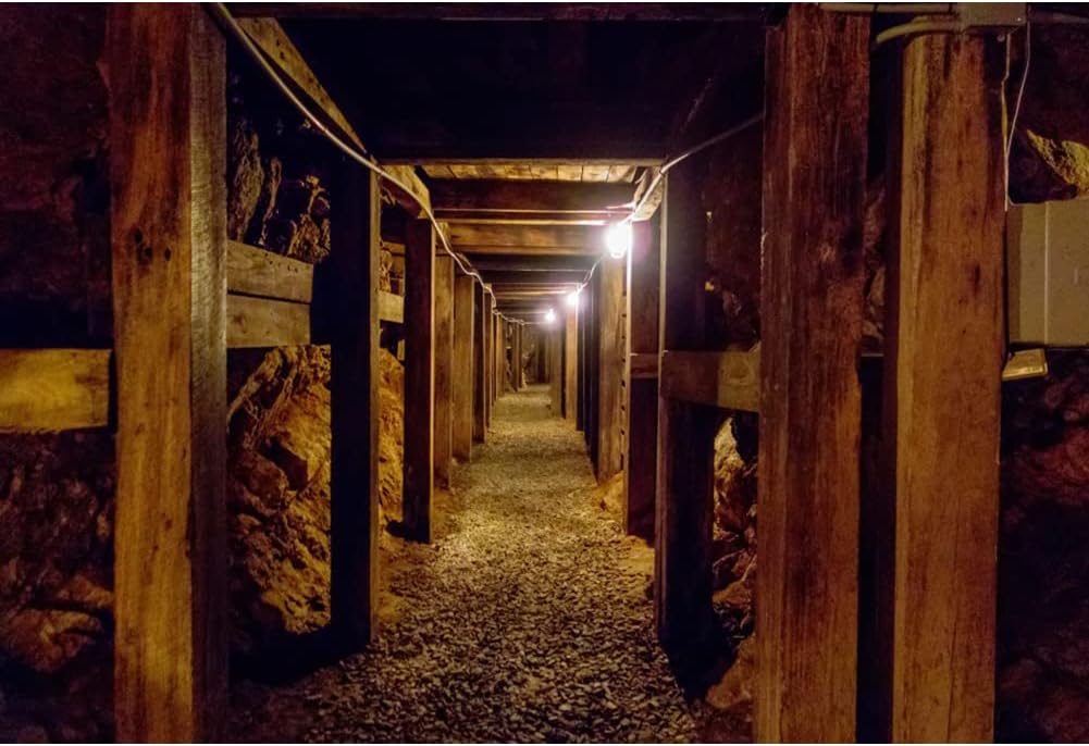 Amazon.com : YongFoto 10x8ft Tunnel Construction Backdrop Underground ...