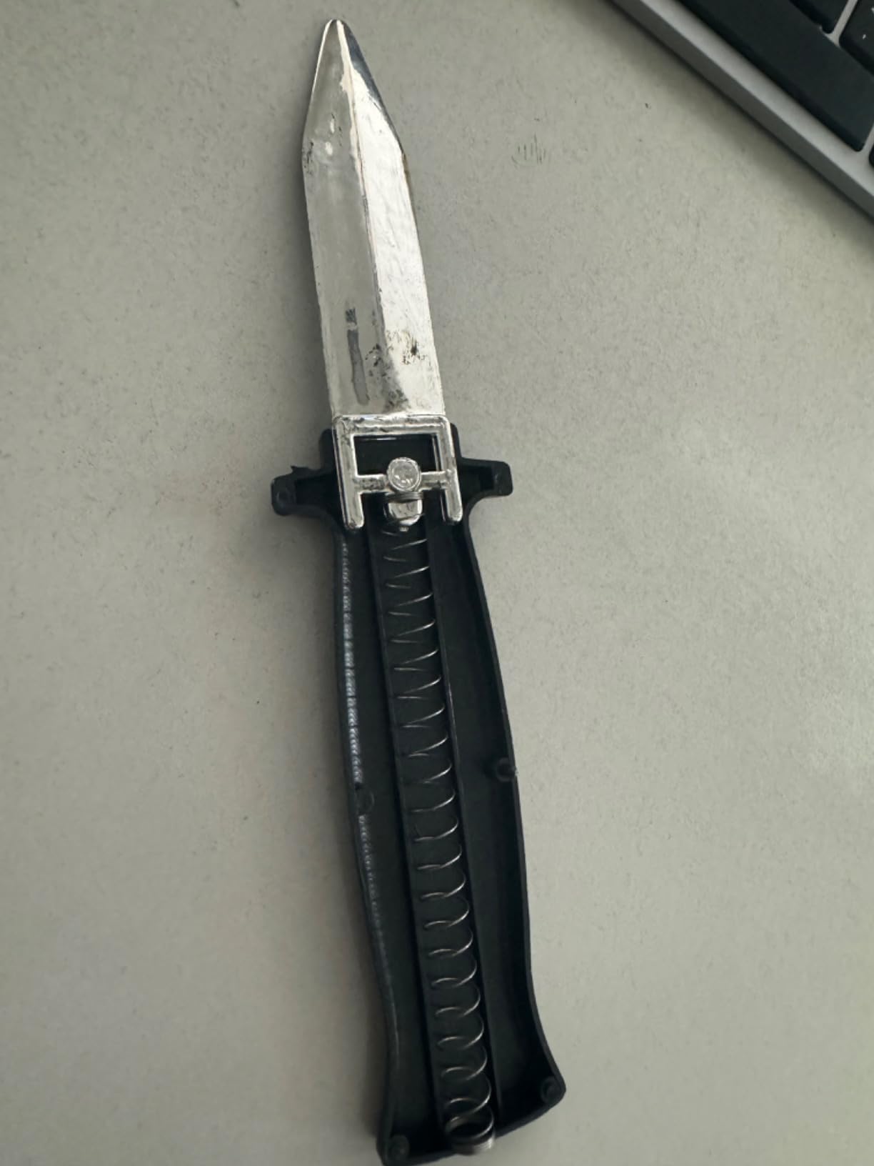 Skeleteen Disappearing Trick Knife - Retractable Plastic Blade ...