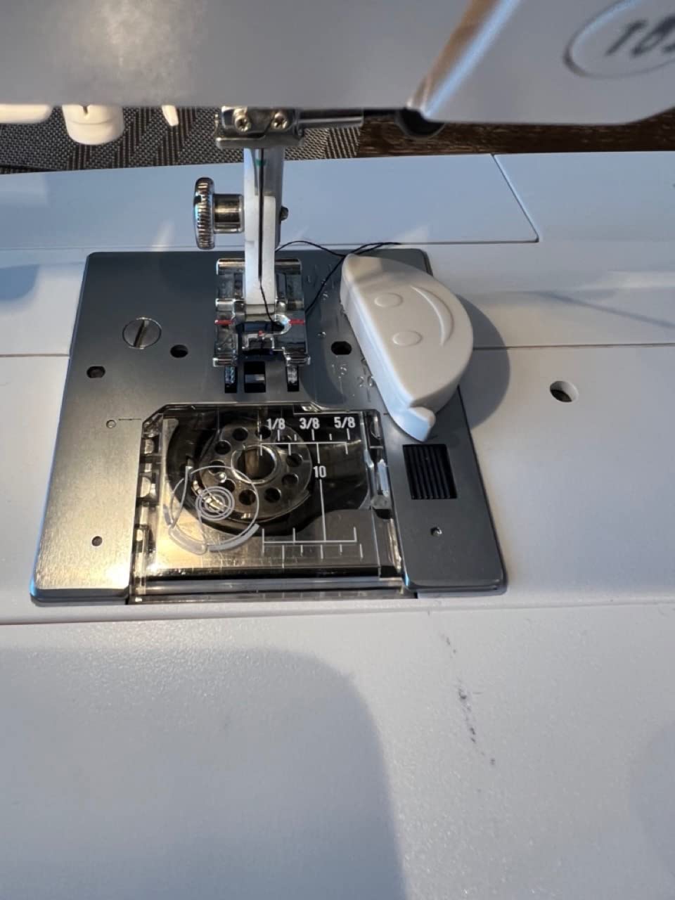 Hemline Hangsell Magnetic Seam Guide for Sewing Machines, Skin : Amazon ...