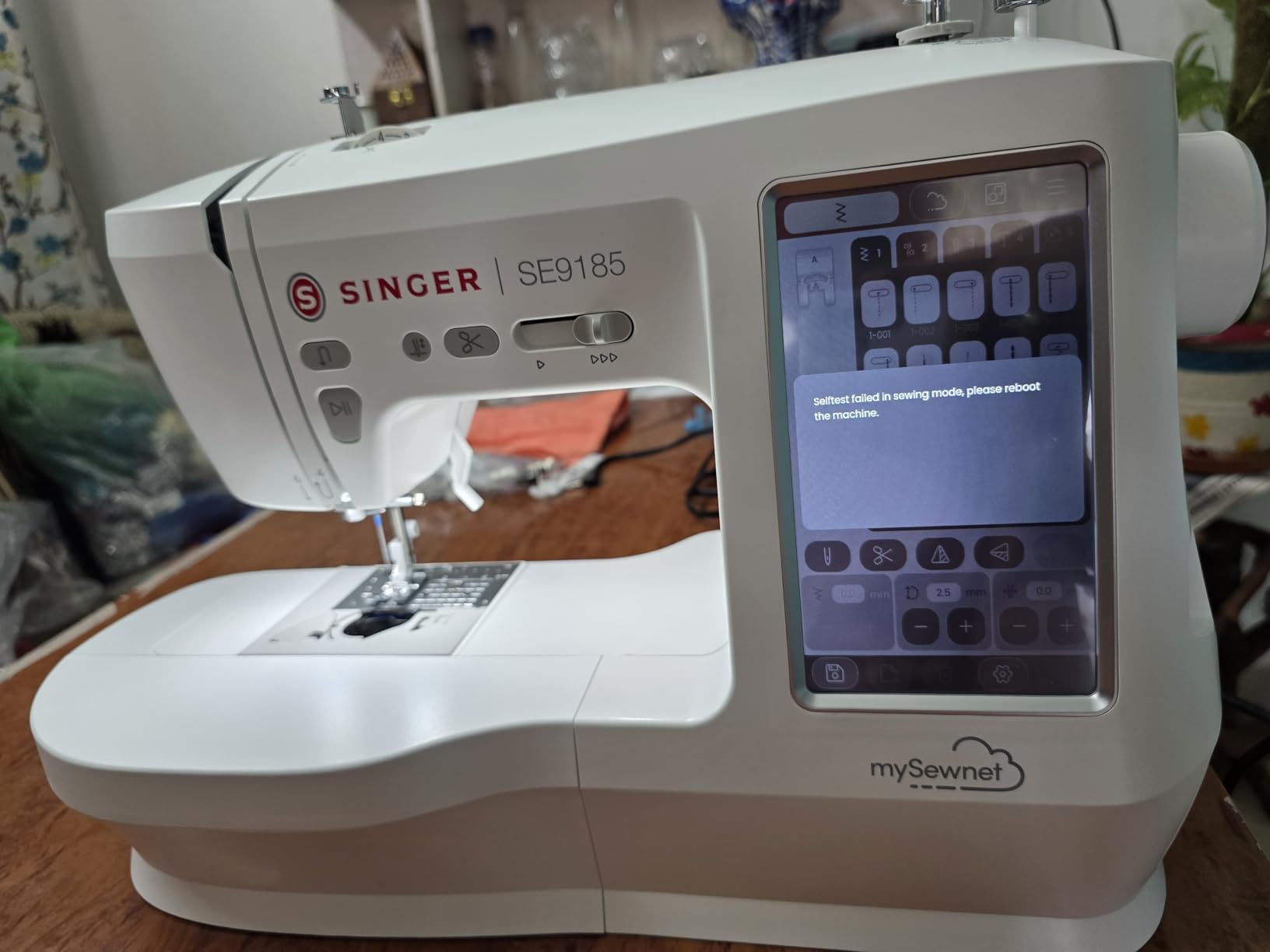 SINGER SE9185 Computerized Embroidery Sewing Machine with Wi-Fi Enabled ...