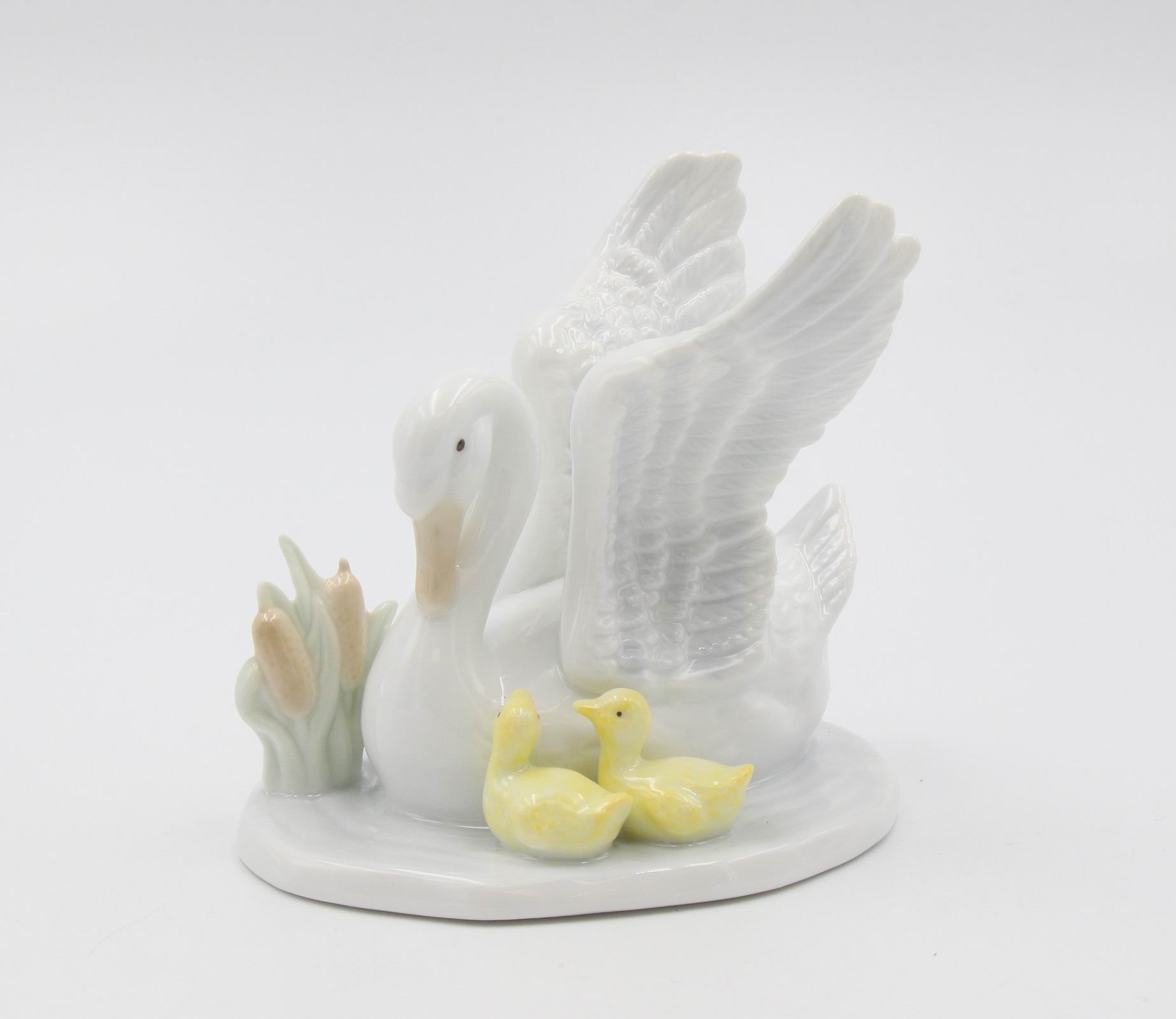 Amazon.com: Cosmos Gifts Fine Porcelain White Swan with Baby Swans ...