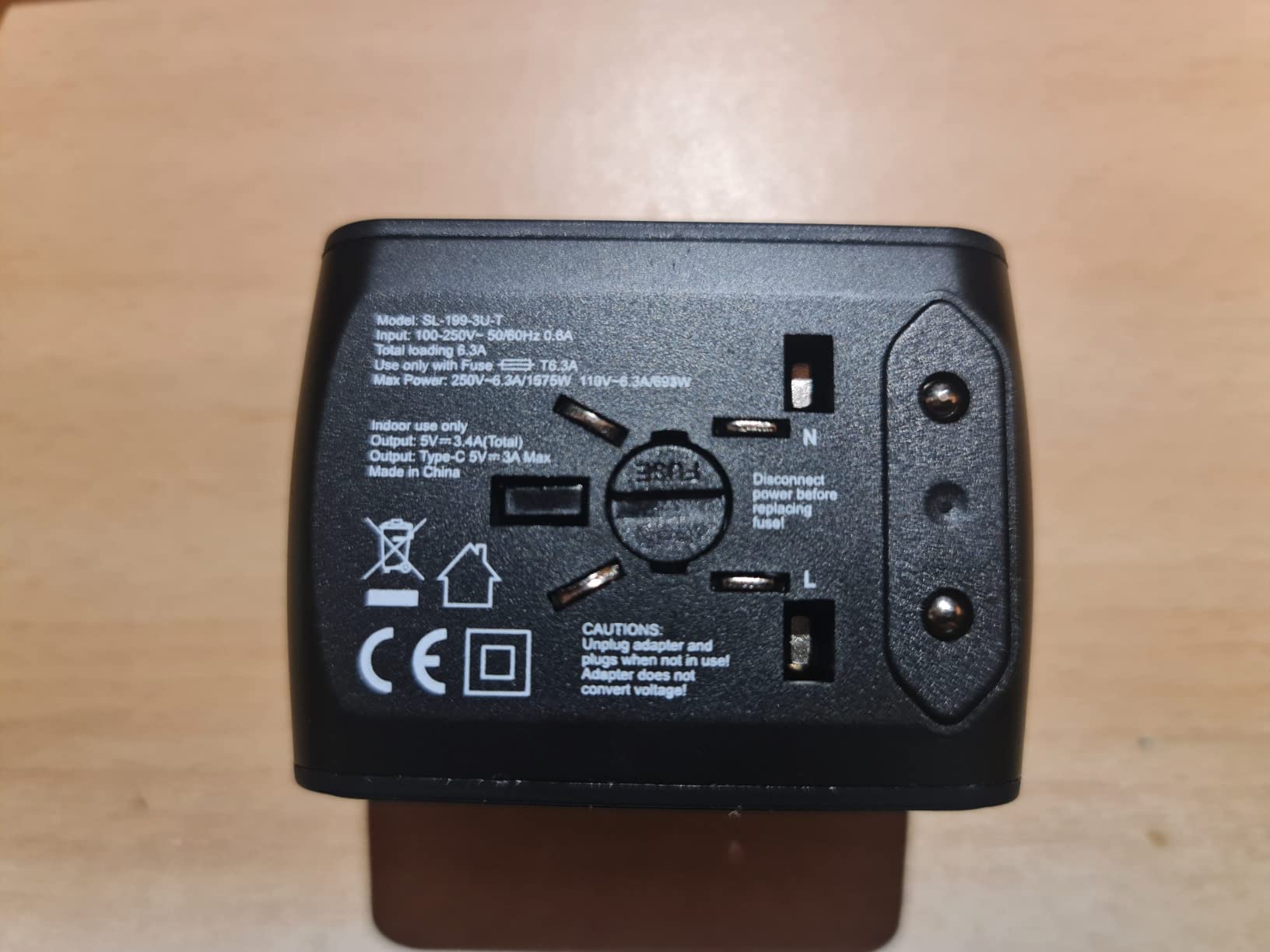 VOOMY Reiseadapter Weltweit, Universal Reisestecker für 170+ Länder ...