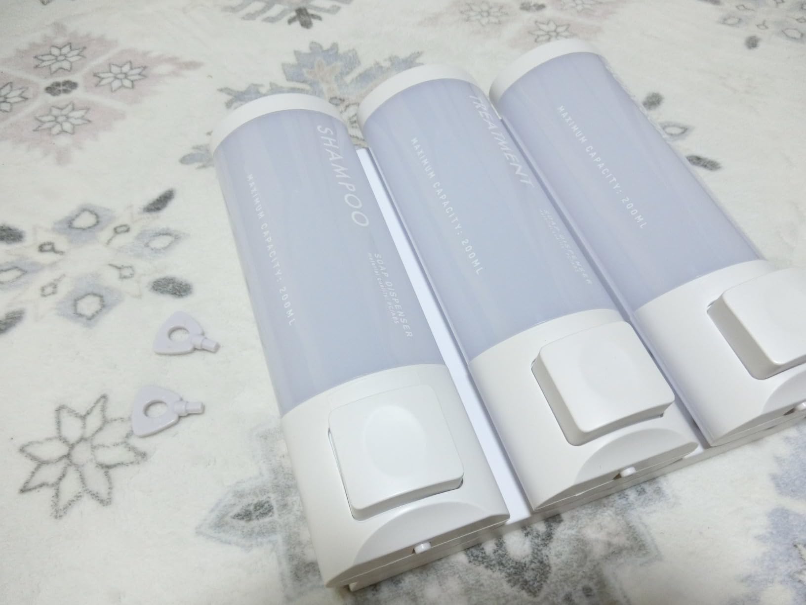 Amazon｜KATAZUKE マグネット ソープディスペンサー (ホワイト) シャンプーディスペンサー 壁掛け 磁石 吊り下げ 3本 詰め替え 賃貸OK コンパクト ホテルライク モダン ...