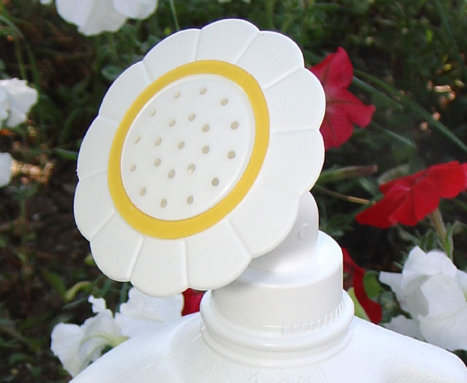 Amazon.com : Gadjit Sprinkle Spout Daisy-Shaped Sprinkler Head - Snaps ...