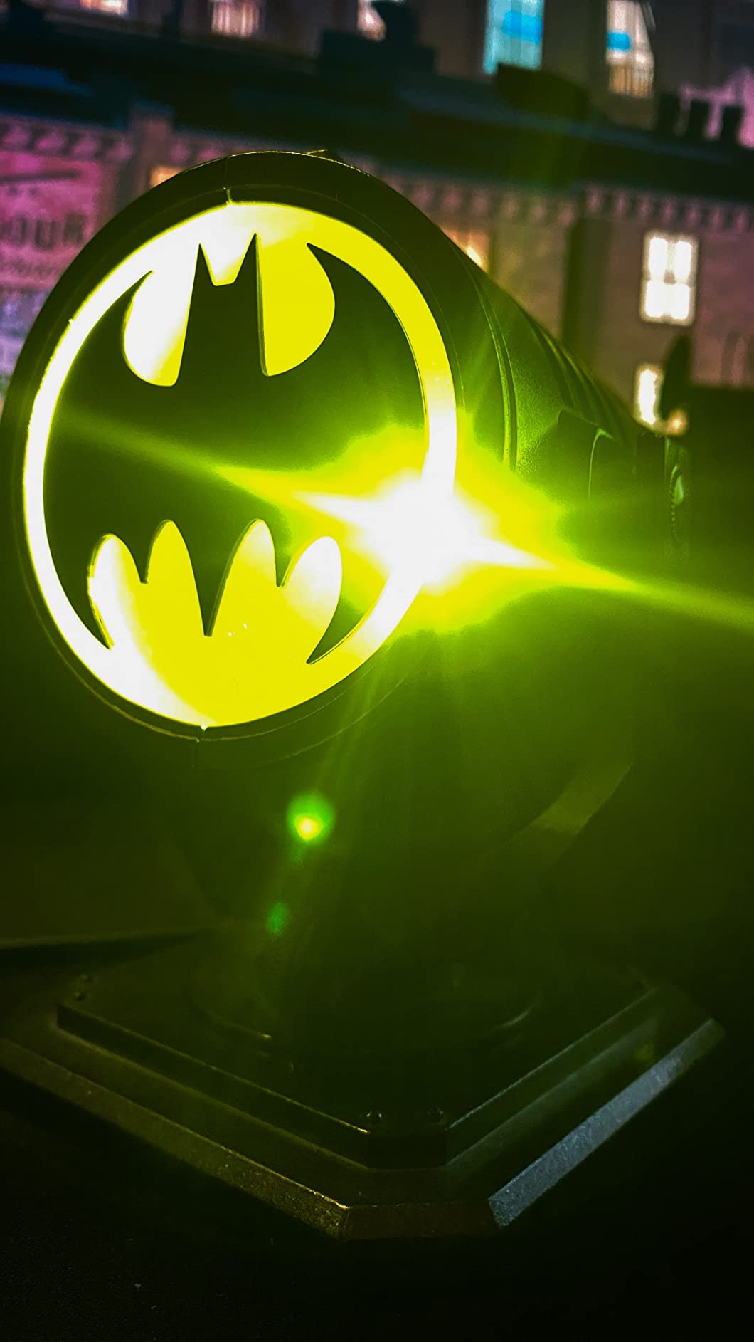 BATMAN: METAL DIE-CAST BAT-SIGNAL : Manning, Matthew K.: Amazon.in: Books