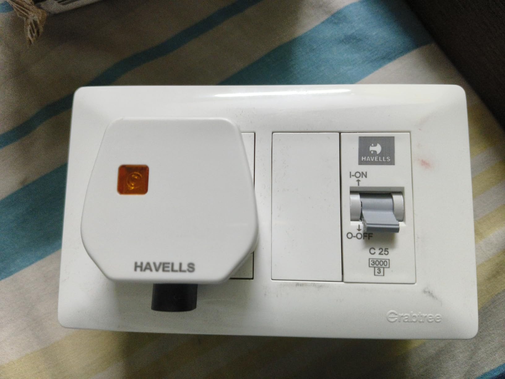 Havells DHDMCSN0251025 DBOXx MCB Protected Socket PVC Plastic Base ...