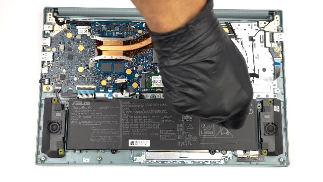 Watch ASUS Vivobook Go 15 OLED ﹙E1504F﹚ - Disassembly and upgrades on ...