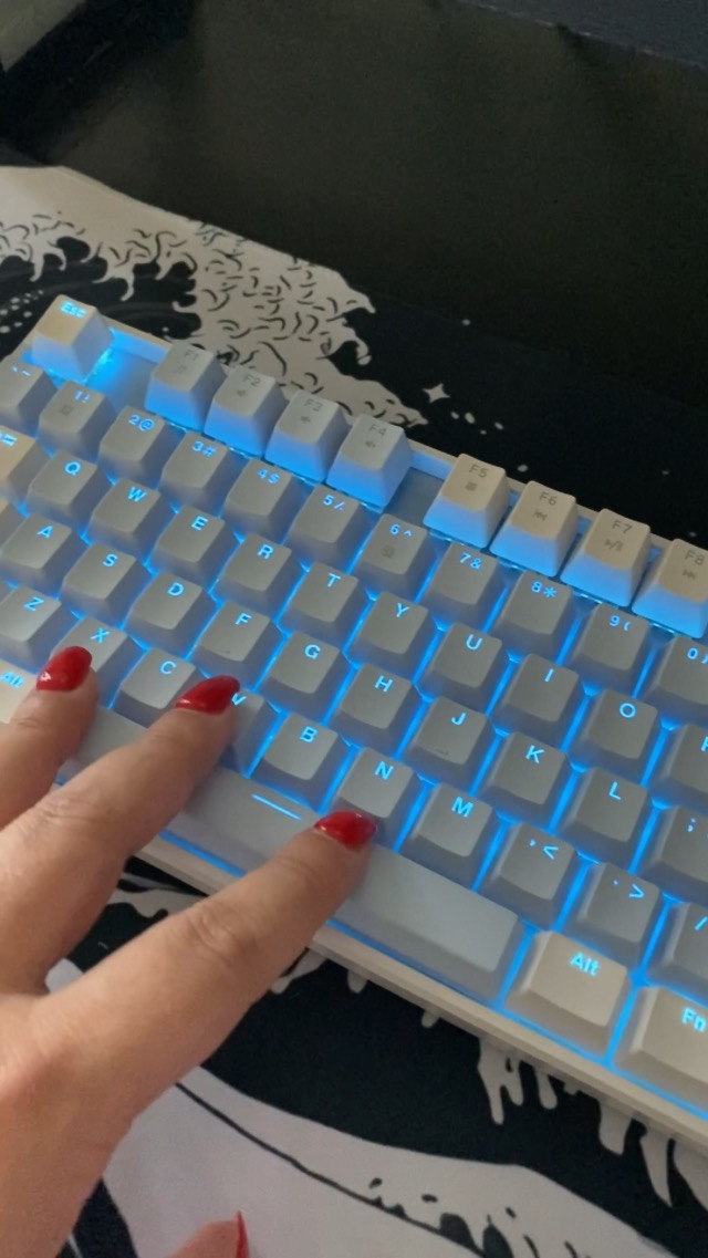 Watch Gaming keyboard with interchangeable keys and light patterns on ...