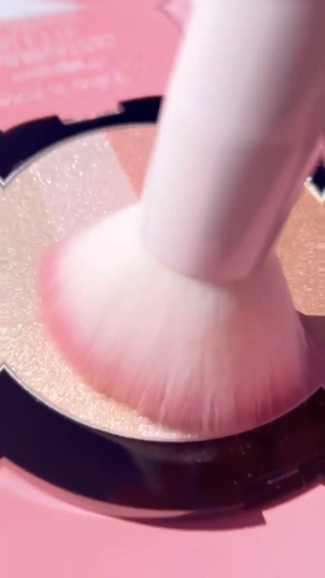 Watch Wet n Wild MegaGlo Illuminating Palette Catwalk Pink on Amazon Live