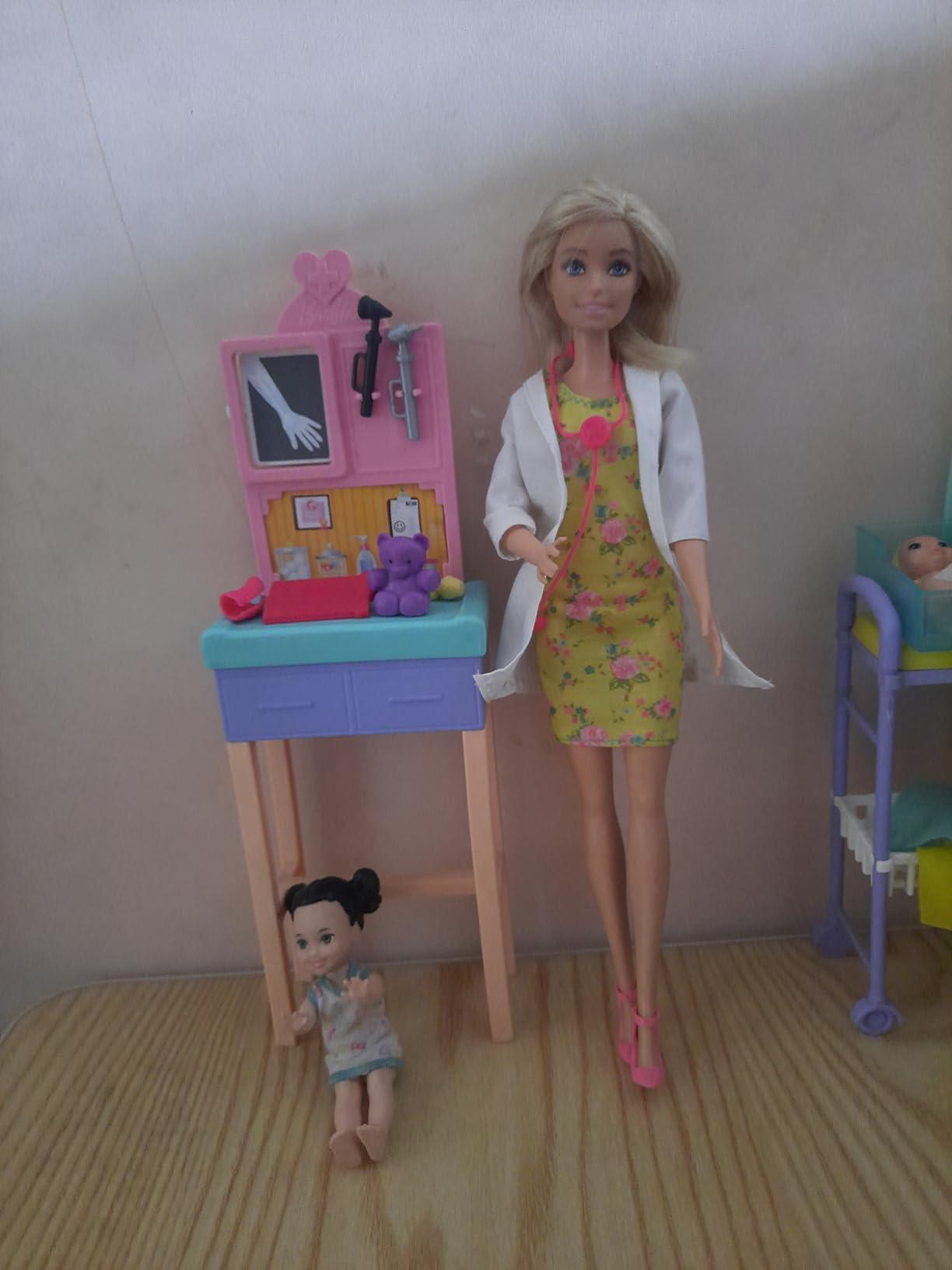 Barbie Pediatrician Playset, Blonde Doll (12-in/30.40-cm), Exam Table ...