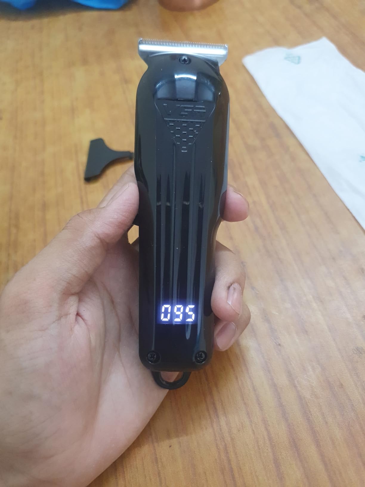 VGR V-982 Digital Display Professional Cordless Hair Clippers Cutter Rechargeable Wireless Hair ...