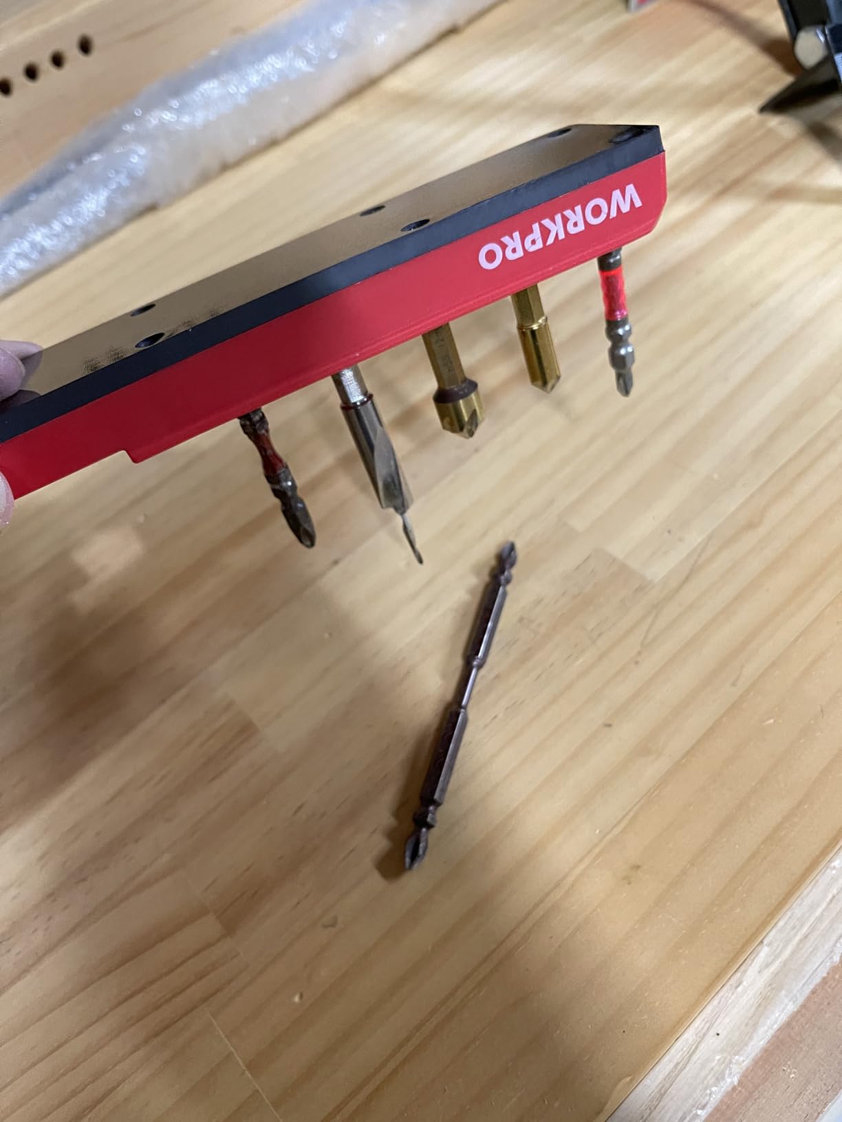 Amazon.co.jp: WORKPRO ビットオーガナイザー マグネットビットホルダー 六角ドライバービットホルダー 39個収納 強力磁気ベース付き ビット収納用(ビット別売り ...