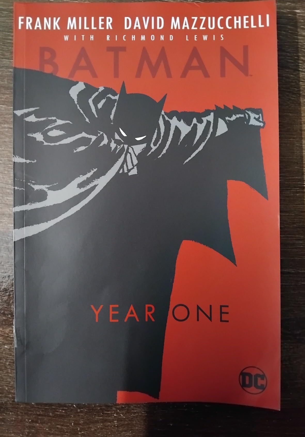 Batman: Year One : Miller, Frank, Mazzucchelli, David: Amazon.in: Books