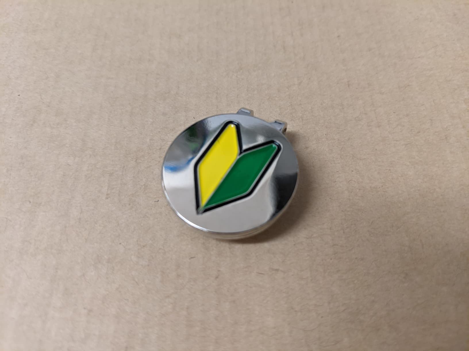 Amazon | ゴルフマーカー ハットクリップ付き マグネット 初心者マーク 若葉マーク 合金製 ゴルフコンペ 景品 プレゼント E0007 | Don Flyee | ゴルフマーカー