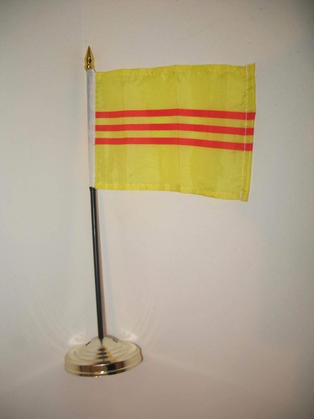 Amazon.com: South Vietnam Vietnamese 4"x6" Miniature Flag Desk Set With ...