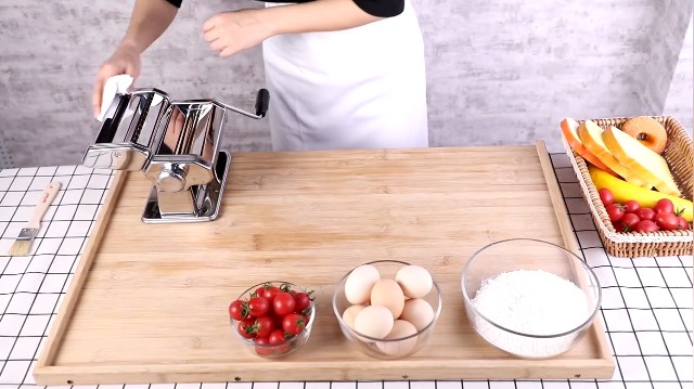 Watch Installation and use instructions for pasta maker machine on ...