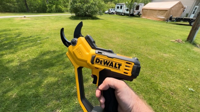 Watch DEWALT 20V MAX Cordless Pruner 1.5 inch on Amazon Live