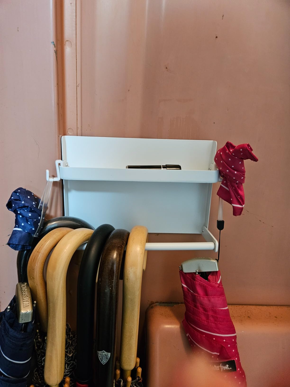 Amazon｜MAKAFUKA アンブレラホルダー 玄関扉 傘収納 小物整理 マグネットトレー フック搭載 傘立て 傘ホルダー 傘スタンド ...