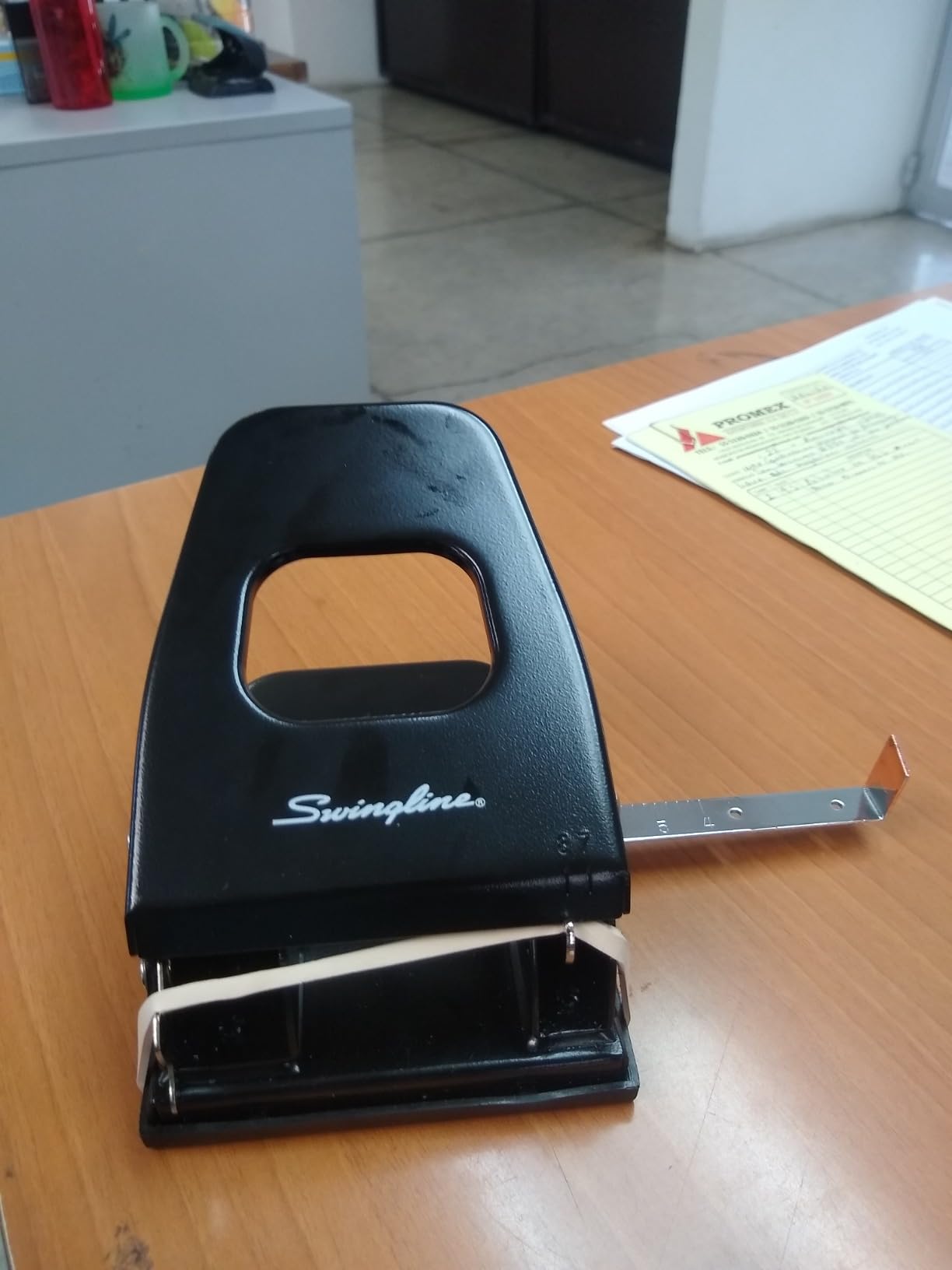 Swingline P2089 Perforadora Ajustable 7/8 cm, 2 Agujeros, Negro ...