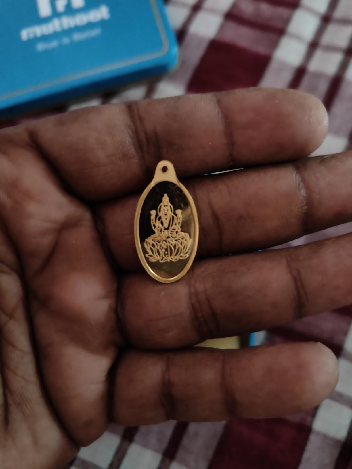 Muthoot PAPPACHAN Swarnavarsham 24K (999) Yellow Gold Oval Laxmi ...