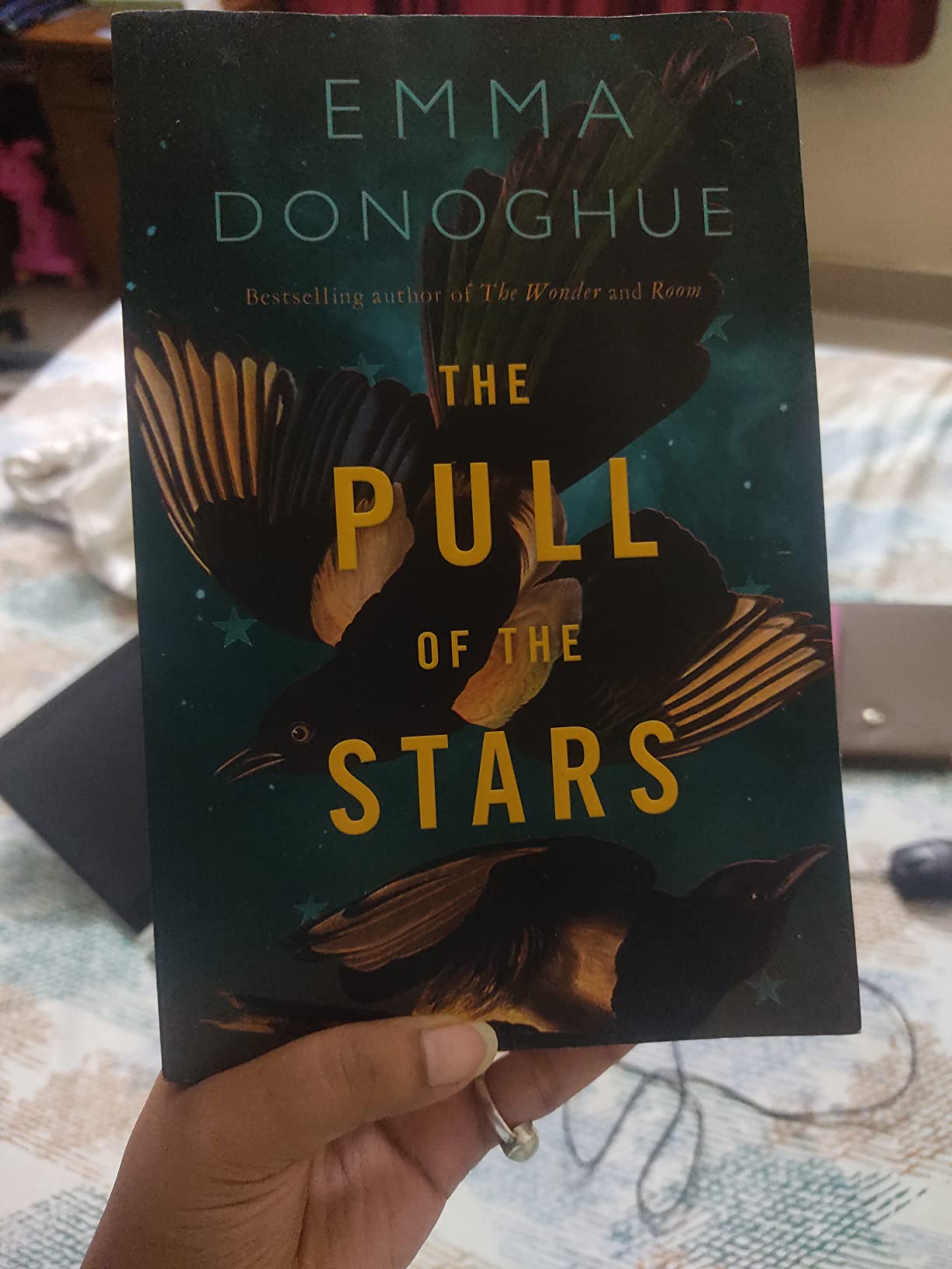 The Pull of the Stars: A Novel : Donoghue, Emma: Amazon.in: Books