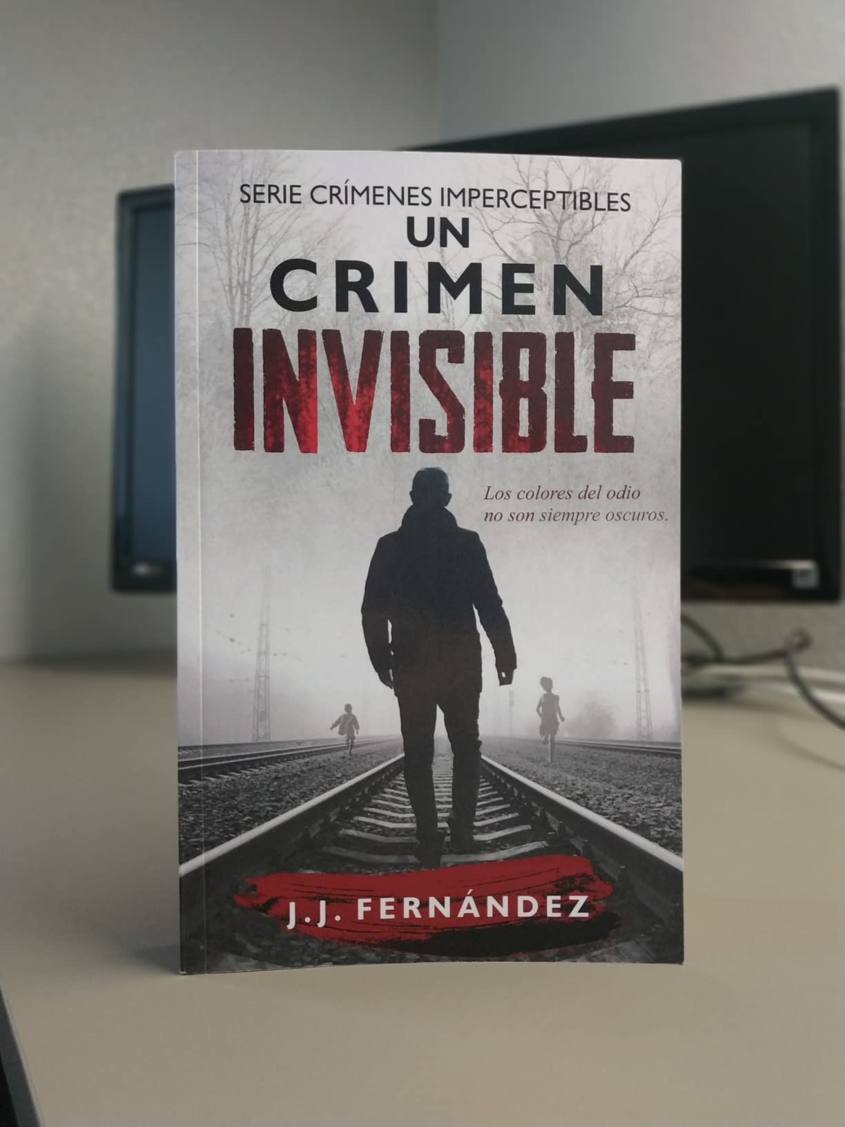 Un crimen invisible (Crímenes imperceptibles) : Fernández, J. J ...