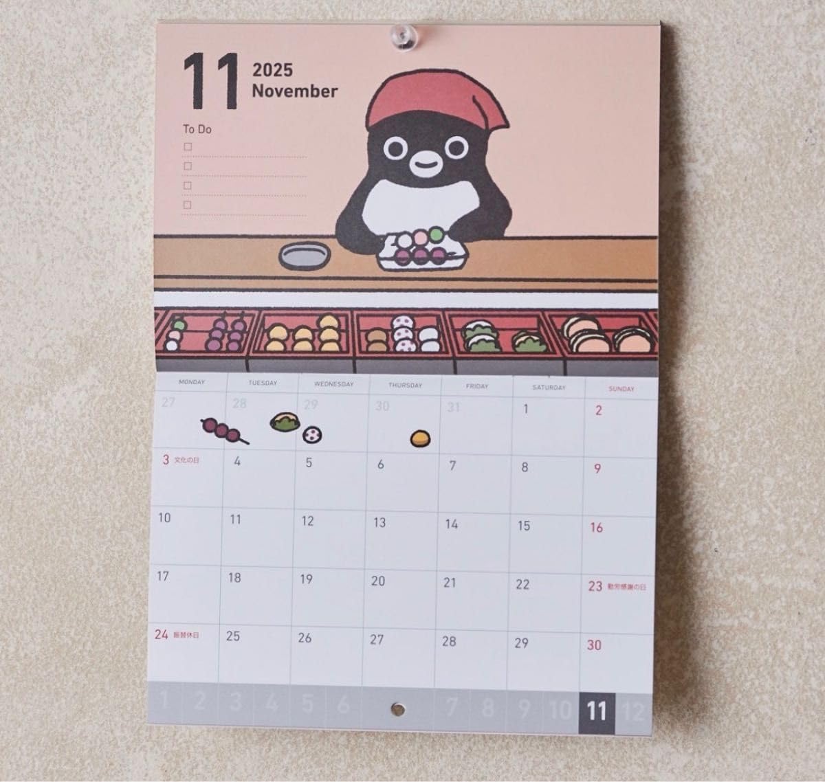 Amazon.co.jp: 坂崎千春 さかざきちはる 2025 Suicaのペンギン ダイカット 卓上カレンダー 壁掛カレンダー 2点おまとめ : 文房具・オフィス用品