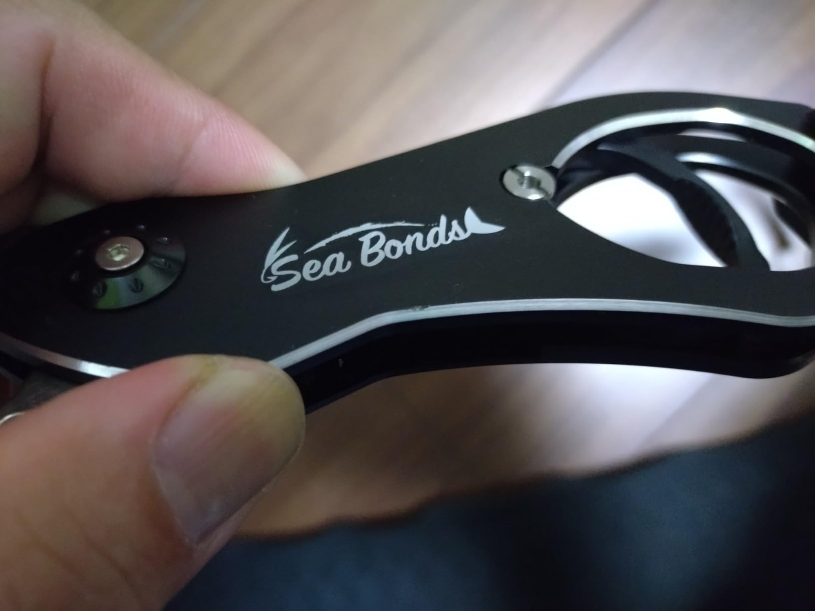 Amazon.co.jp: SeaBonds フィッシュグリップ 計量付き 釣り フィッシンググリップ 開口部ステンレス 防錆 アルミ合金 高耐久 魚つかみ 海水可 カラビナ 耐荷量20kg ...