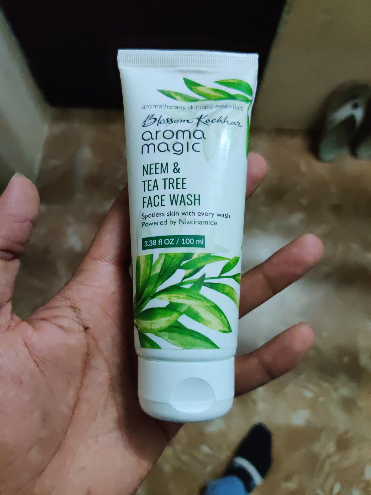Aroma Magic Neem And Tea Tree Face Wash (PWRD by Niacinamide)- 100 ml ...